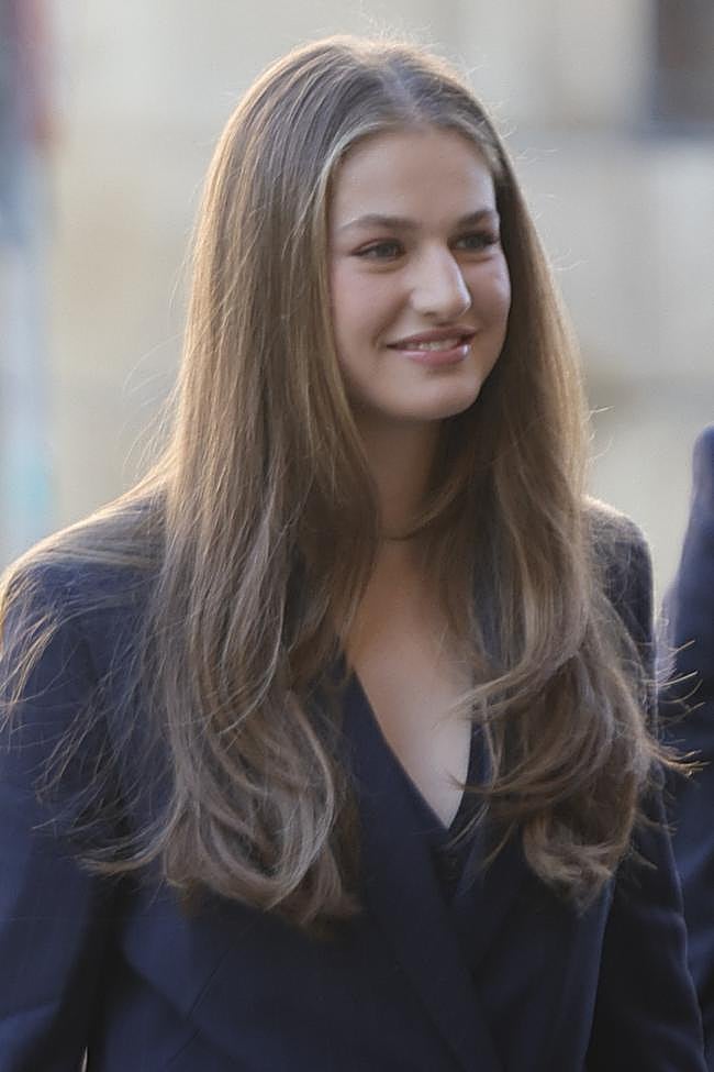 El corte de pelo a capas de la princesa Leonor en Navarra: el truco para dar vida a una melena ...